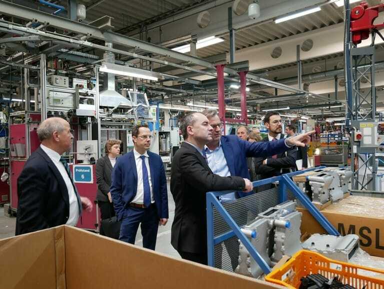 Bayerns Wirtschafts- und Energieminister Aiwanger besucht Wolf in ...